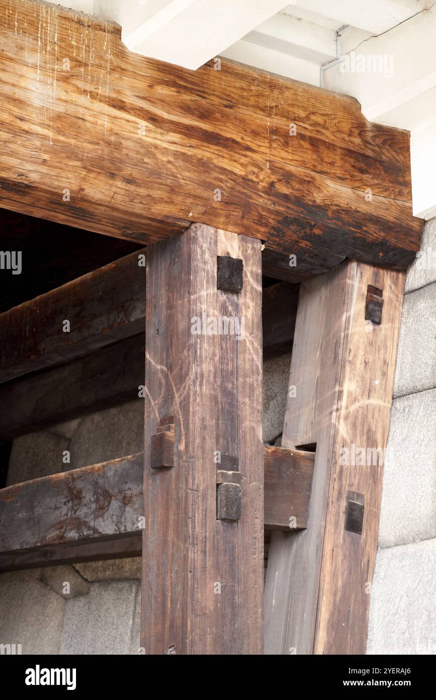 Osaka Castle gate beams and pillars Stock Photo - Alamy