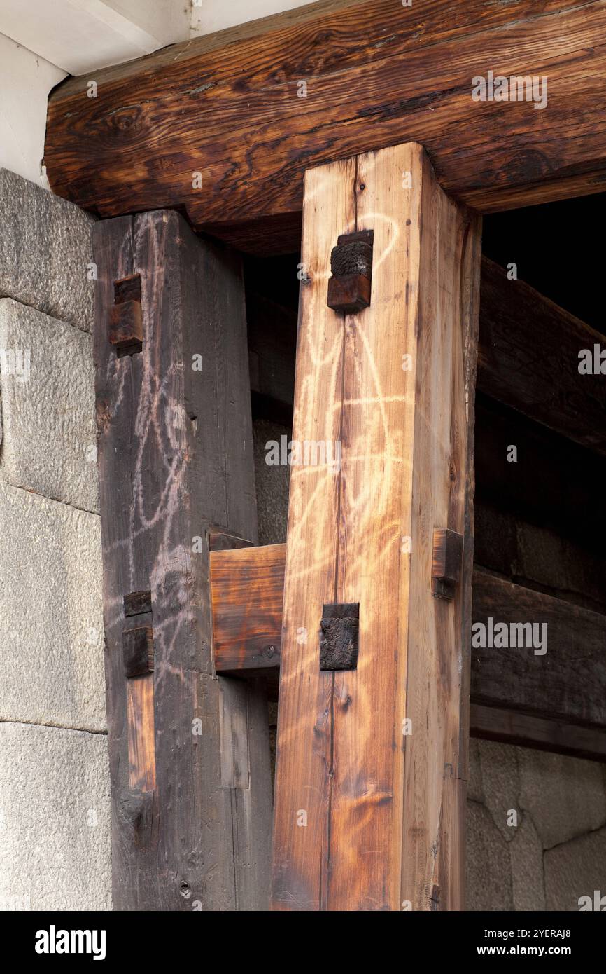 Osaka Castle gate beams and pillars Stock Photo - Alamy