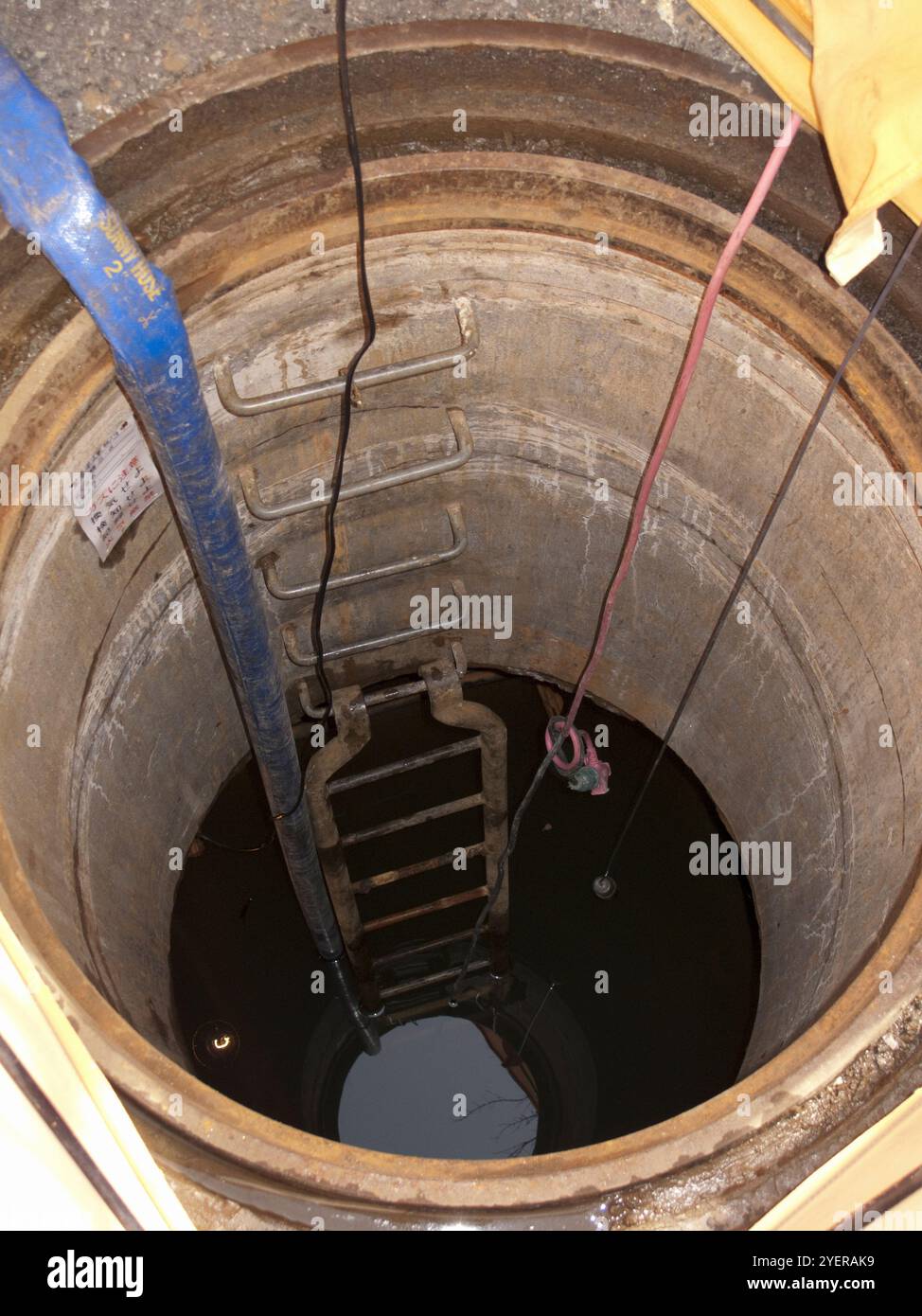 Manhole work hi-res stock photography and images - Alamy