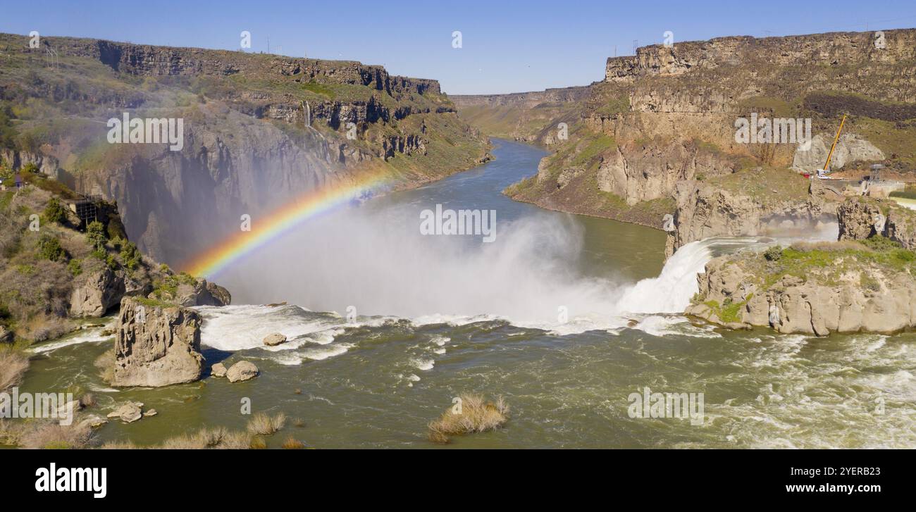 Water from the Snake River falls of high cliffs to form Shoshone Falls ...