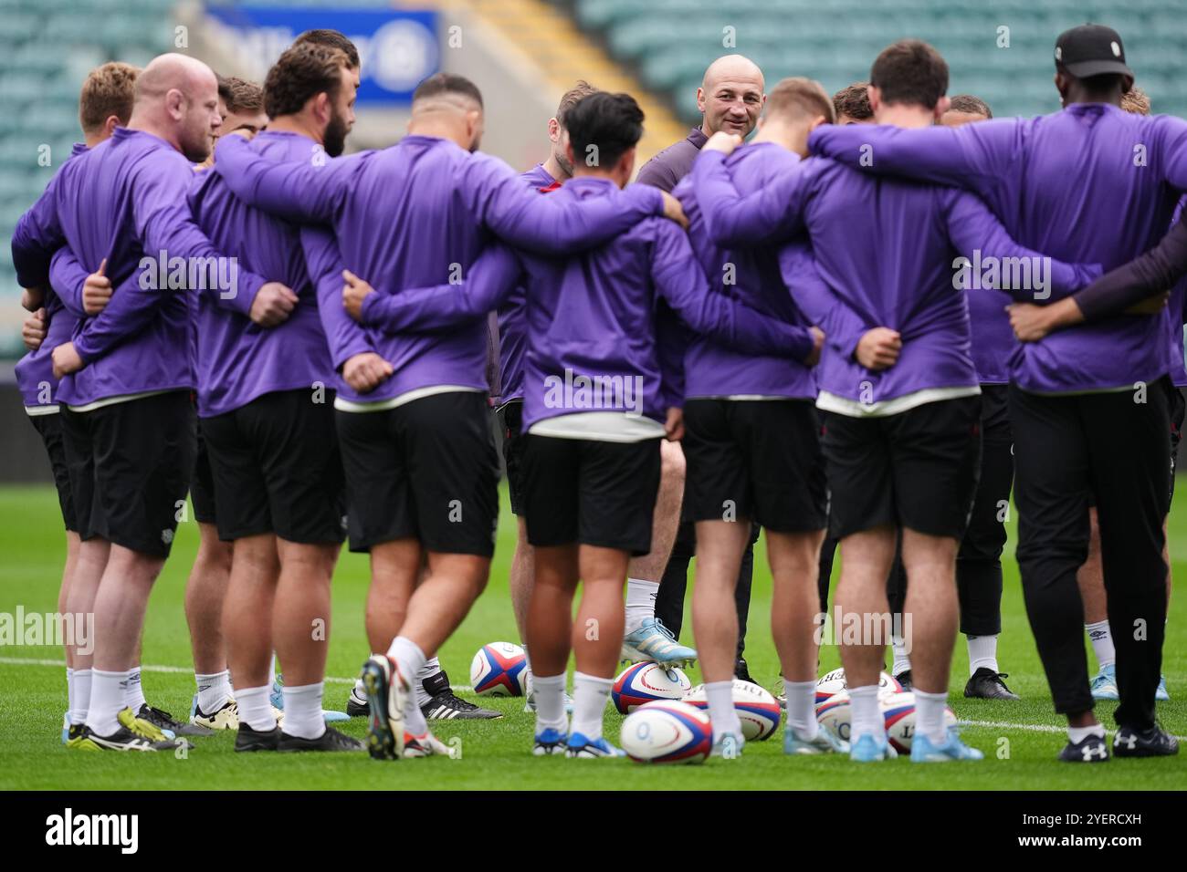 The england team form huddle hi-res stock photography and images - Alamy
