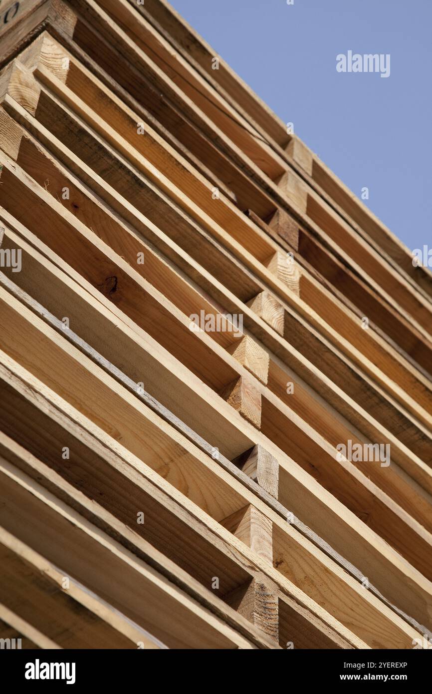 Pile of timber pallets for transport Stock Photo - Alamy