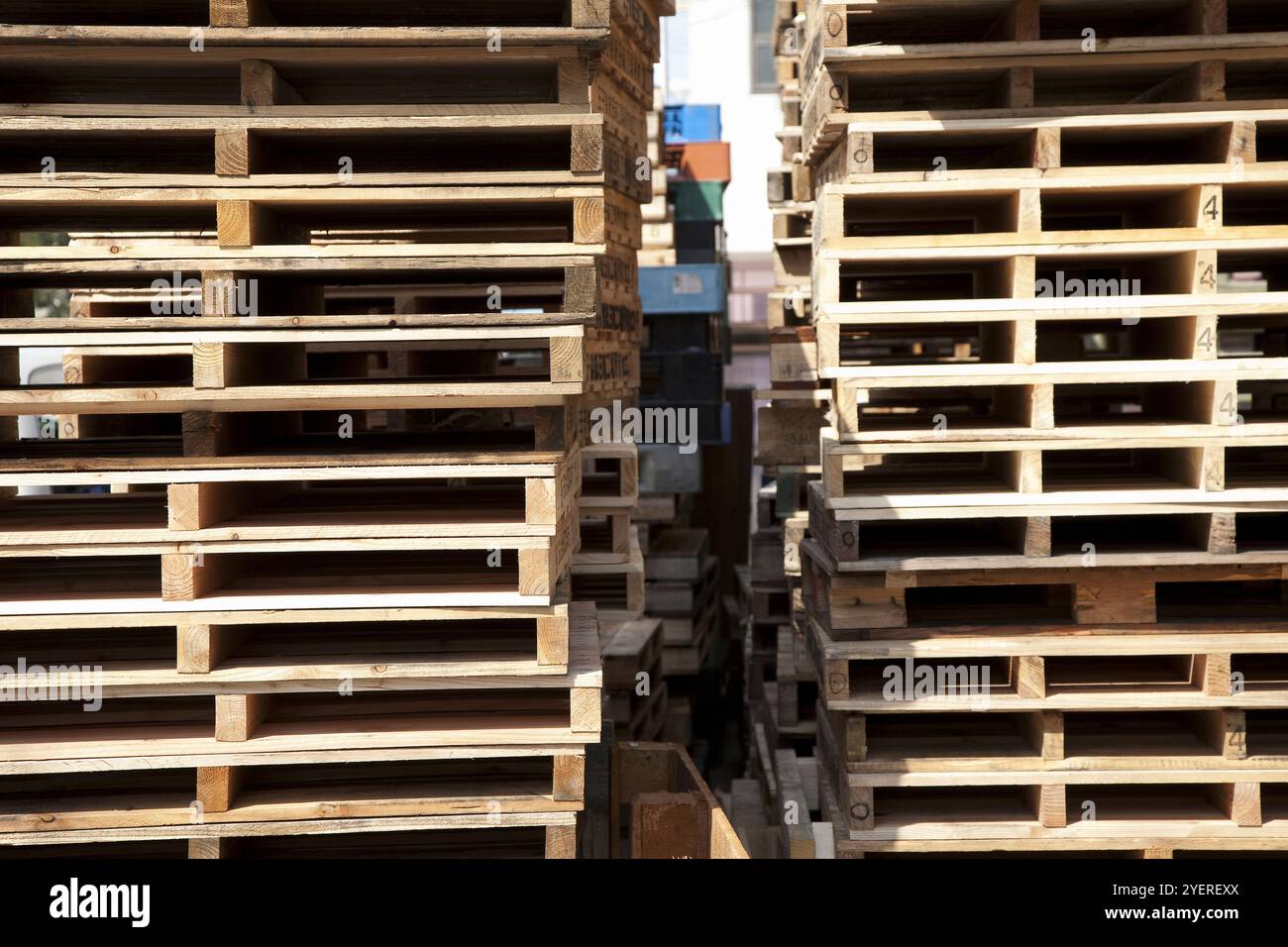Pile of timber pallets for transport Stock Photo - Alamy