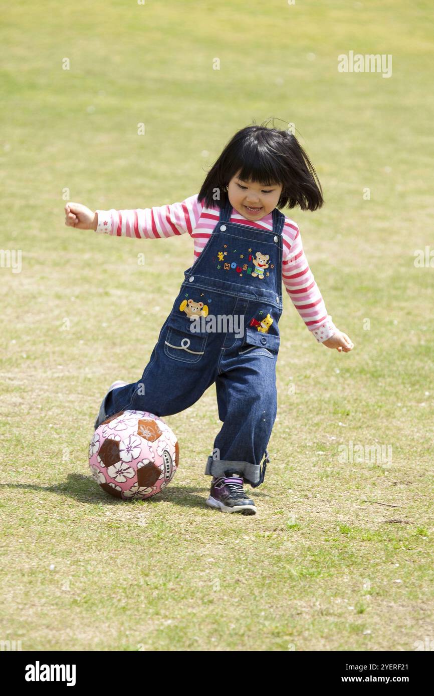 Soccer ball kick woman hi-res stock photography and images - Alamy