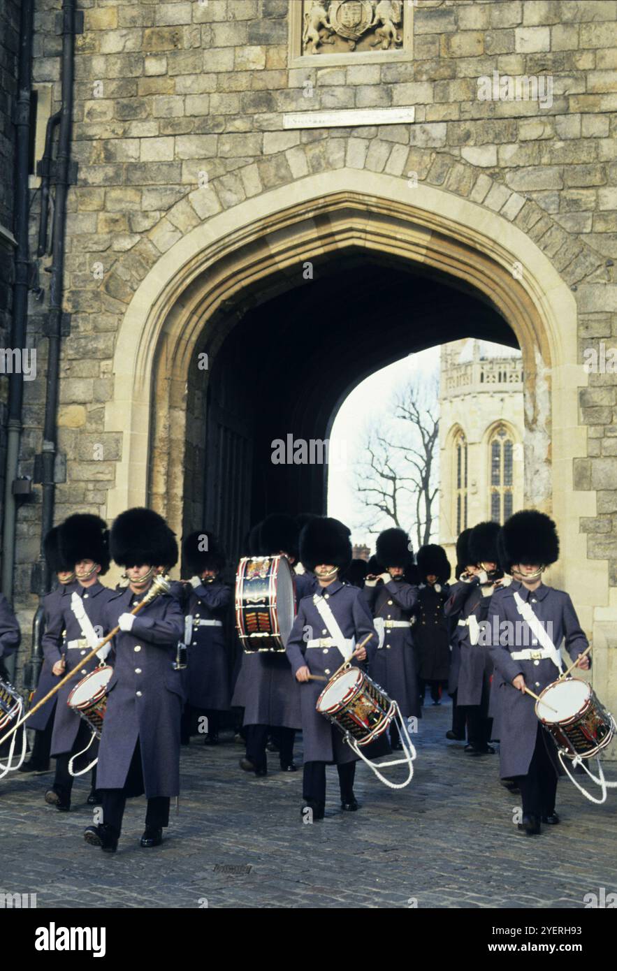 Changing the guards at windsor castle hi-res stock photography and images - Alamy