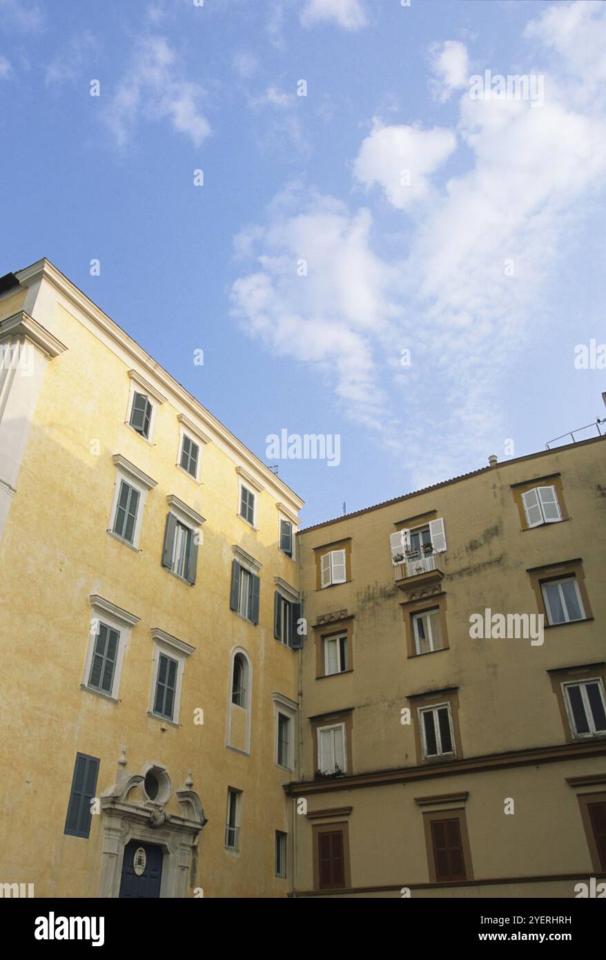 Yellow home hi-res stock photography and images - Alamy