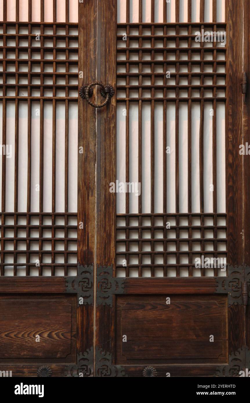 Wooden door traditional korean hi-res stock photography and images - Alamy