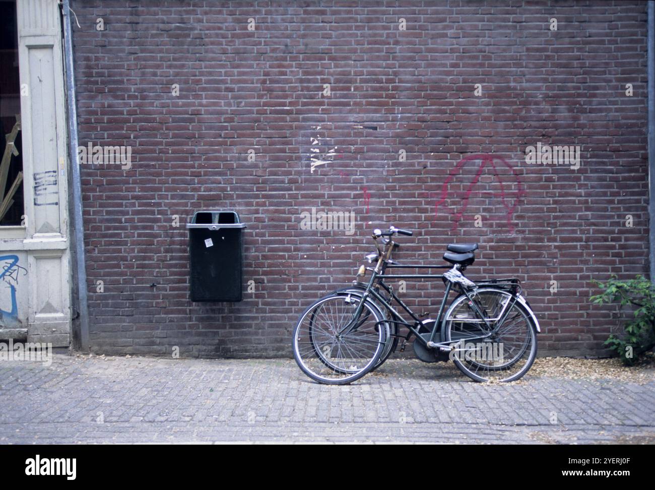 Line wall road hi-res stock photography and images - Alamy