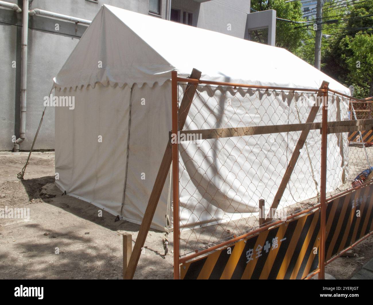White tents hi-res stock photography and images - Alamy