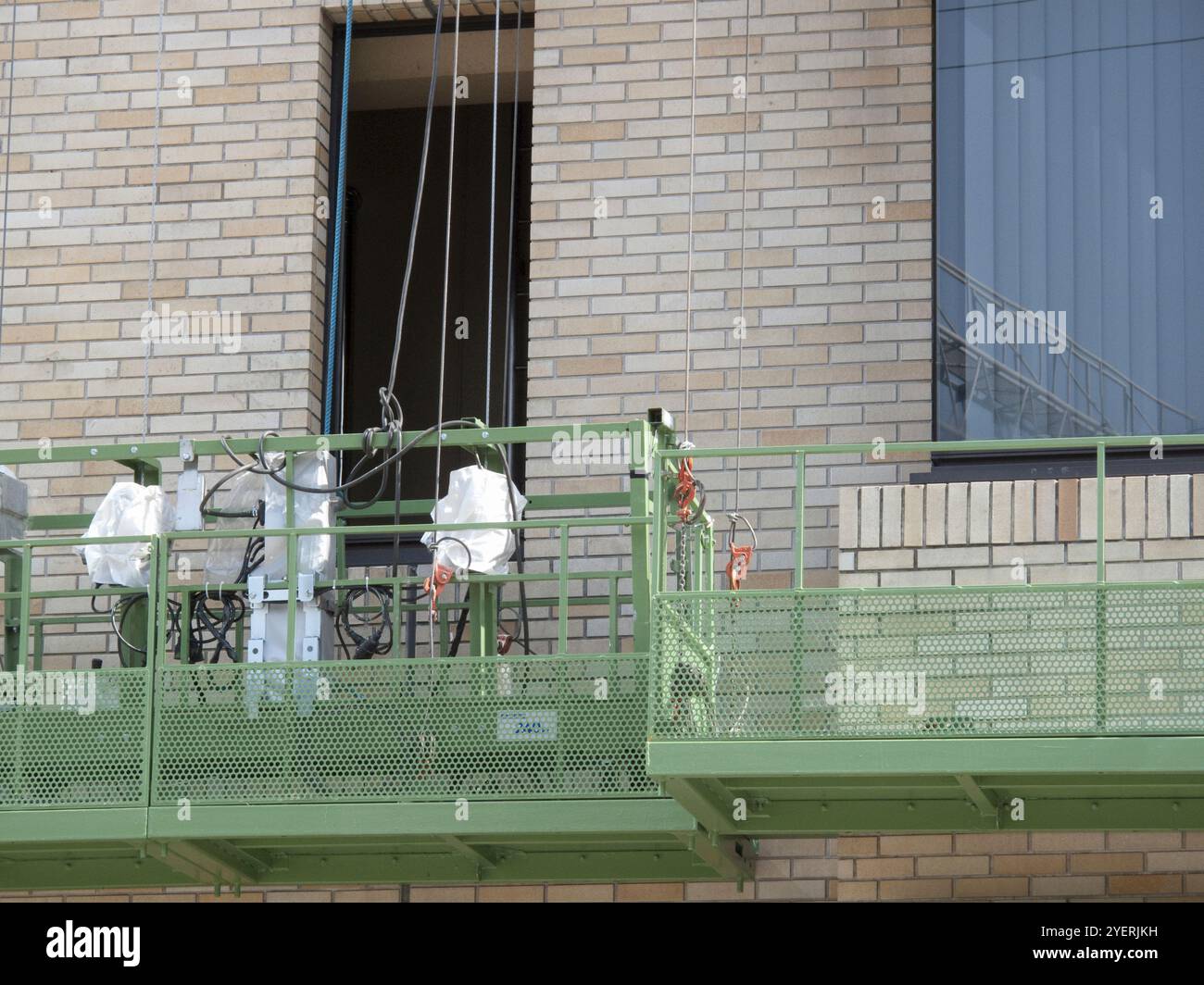 Gondola for building wall construction Stock Photo - Alamy