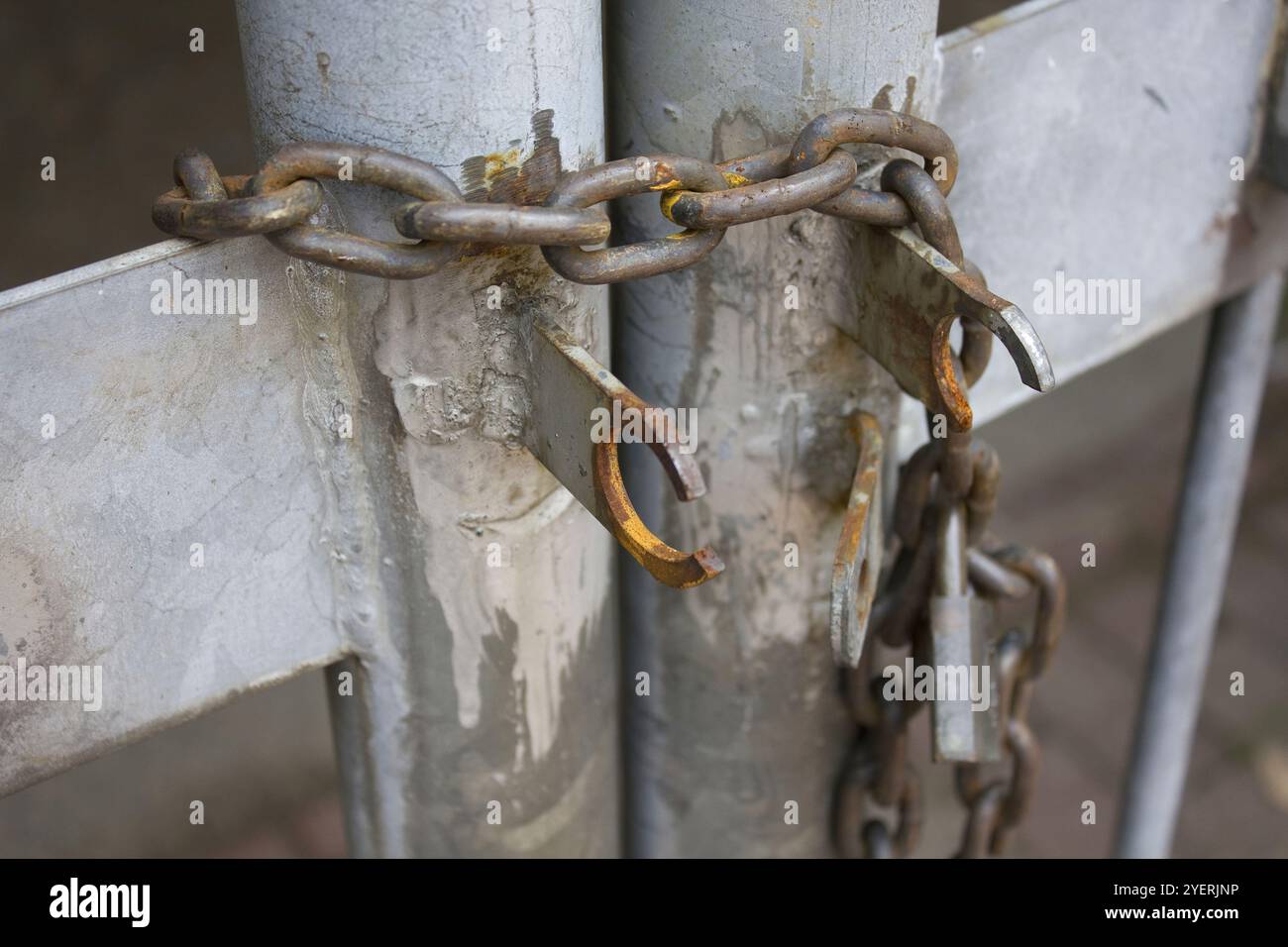 Severed chain of the gate Stock Photo - Alamy