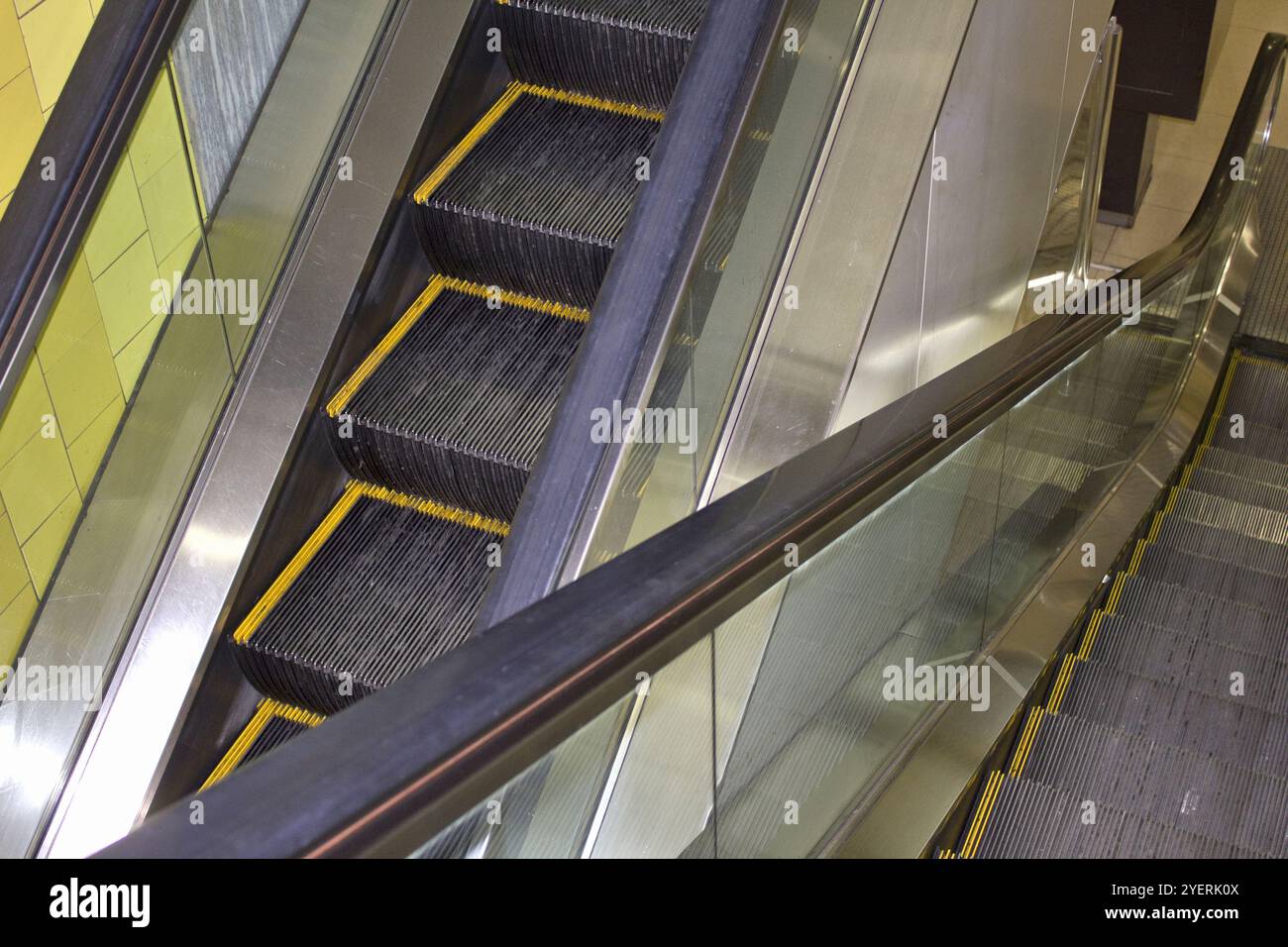 Escalator indoor hi-res stock photography and images - Alamy