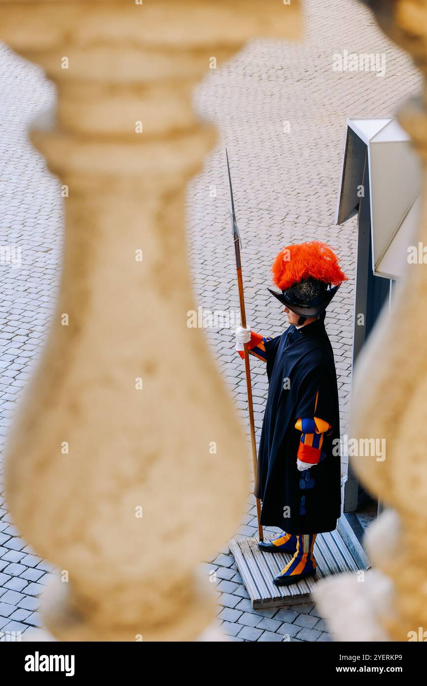 Papal swiss soldier of Vatican guards entrance to St. Peters Basilica ...