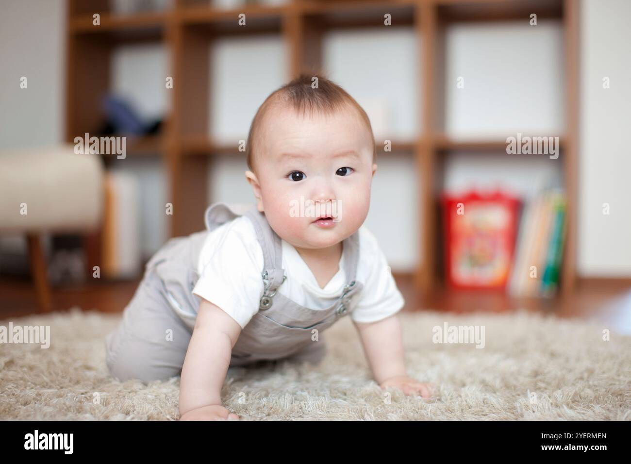 Crawling baby crawling Stock Photo - Alamy