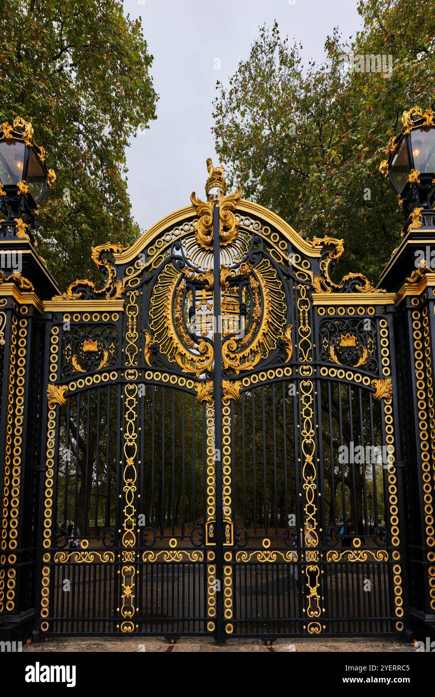 Gilded iron gates to Green park, London, England Stock Photo - Alamy