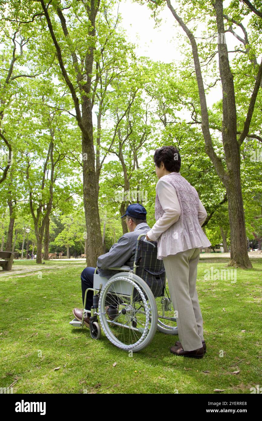 Wheelchair and couple Stock Photo - Alamy