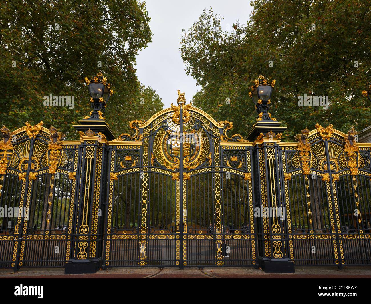 Gilded iron gates to Green park, London, England Stock Photo - Alamy