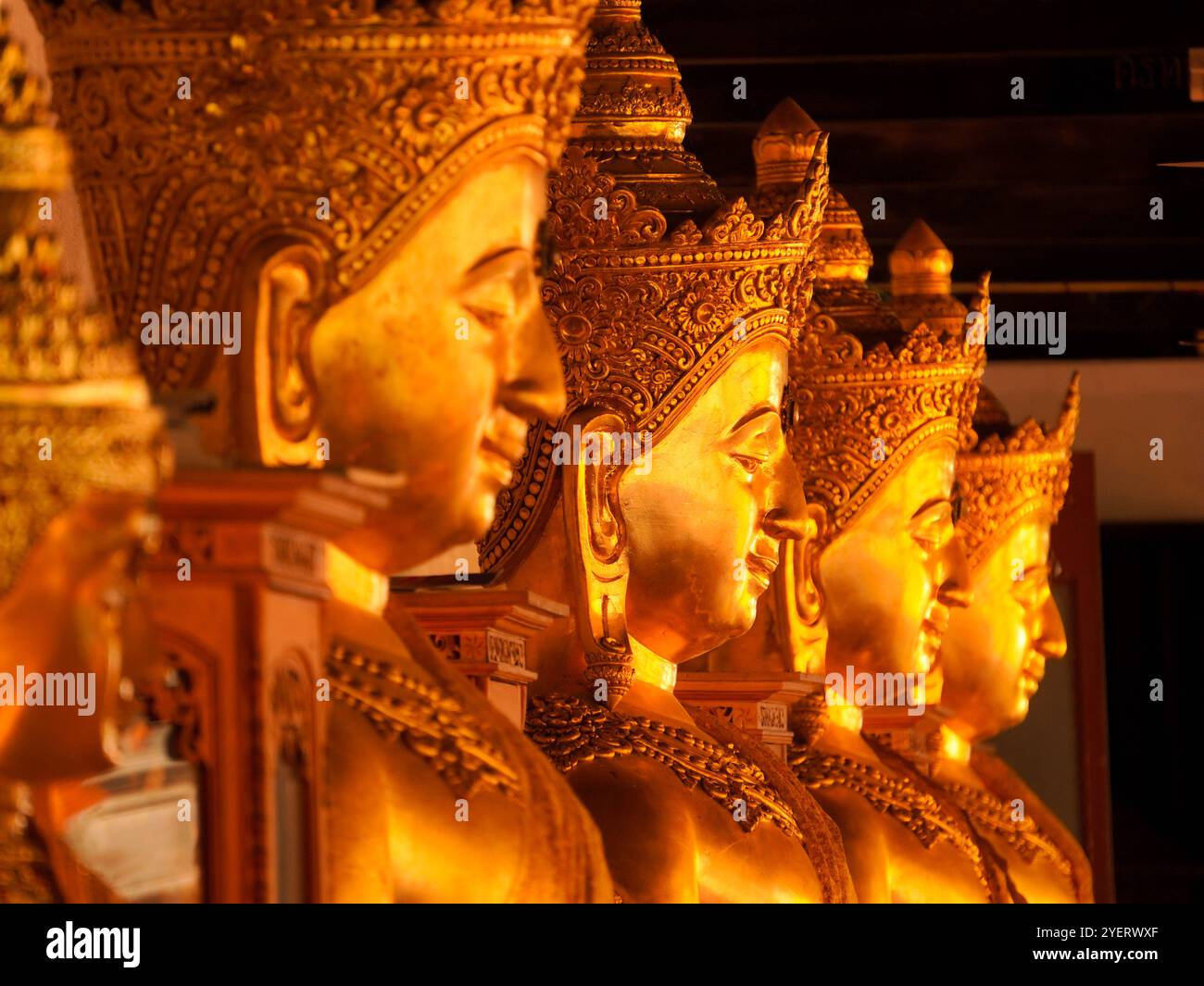 Statues line hi-res stock photography and images - Alamy