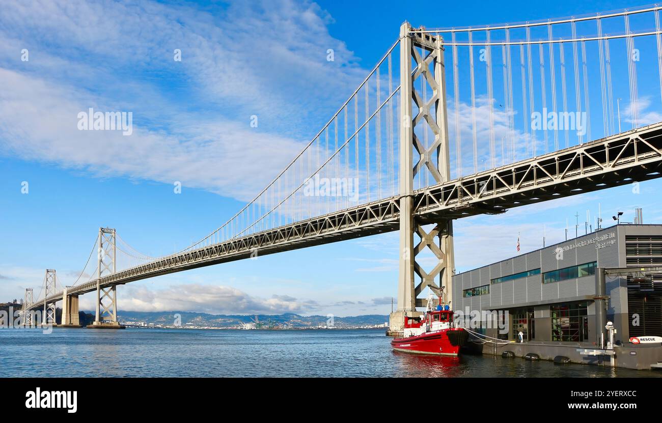 SFFD Phoenix Fireboat Number 1 moored at floating fire station 35 Pier ...