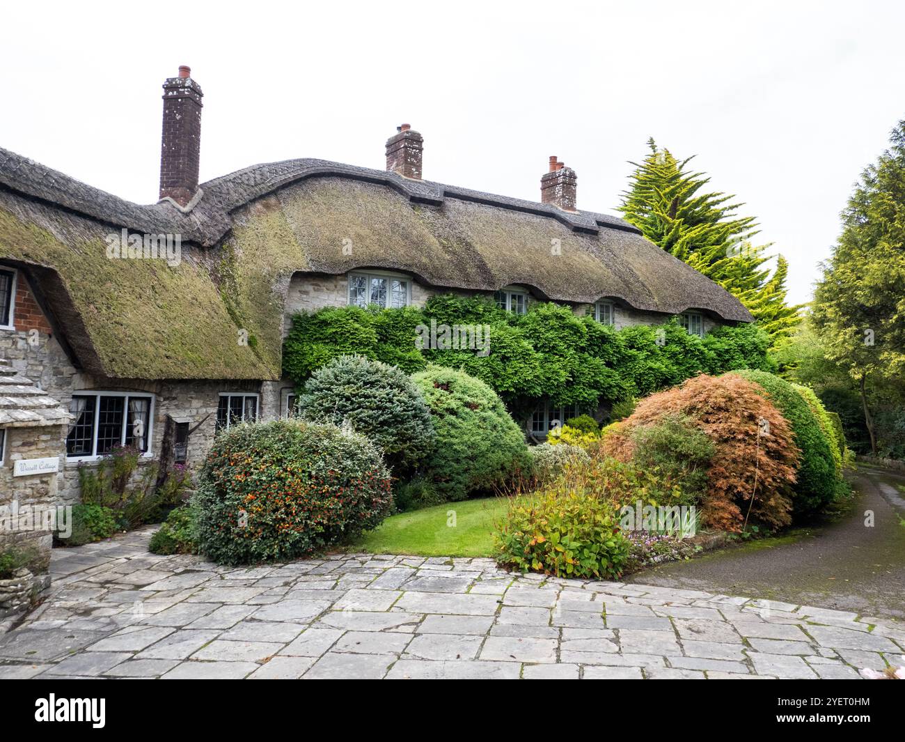 An old thatched house in Corfe Castle in Dorset, UK Stock Photo - Alamy