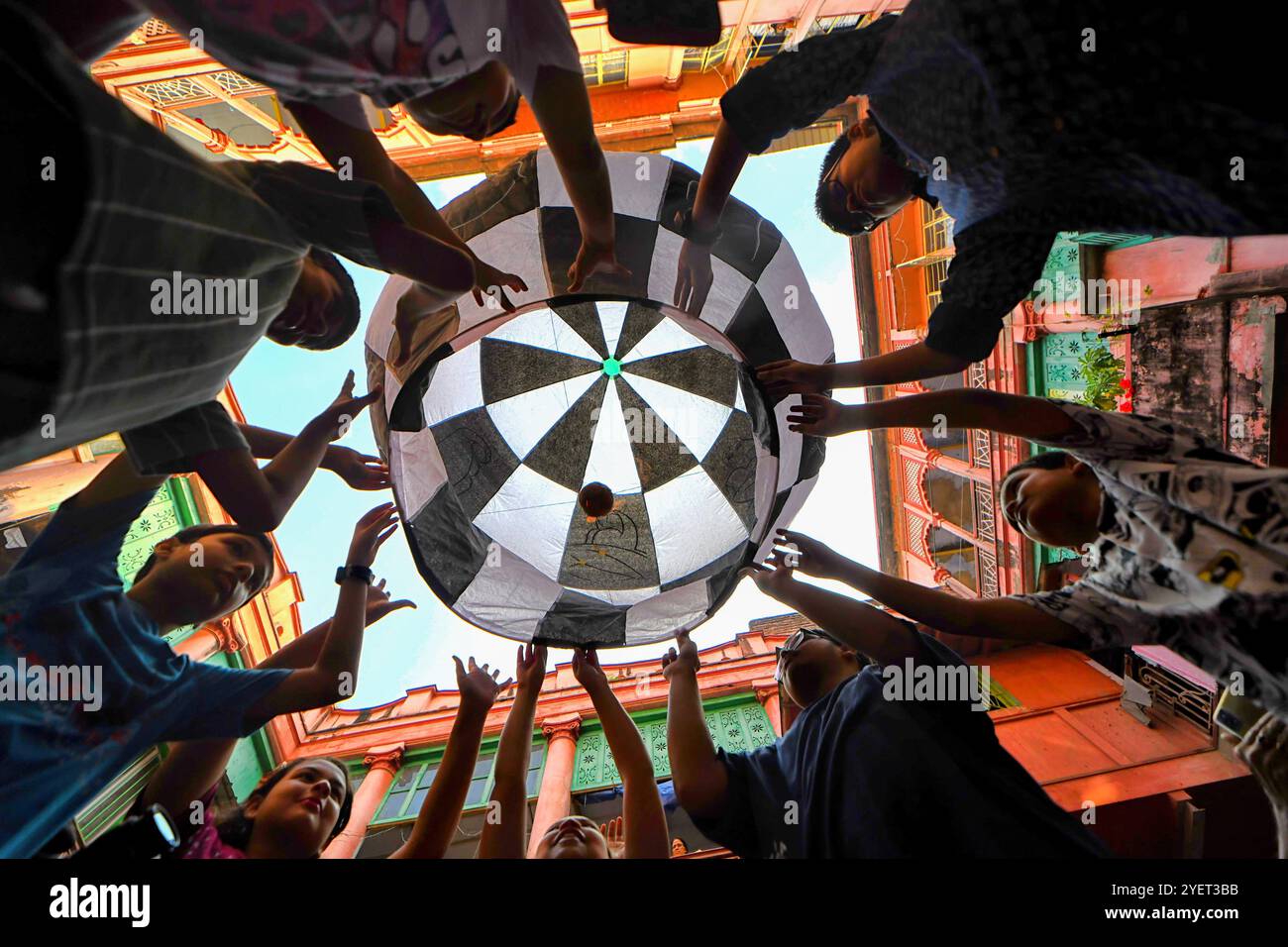 Kolkata, India. 31st Oct, 2024. A group of people seen holding a paper ...