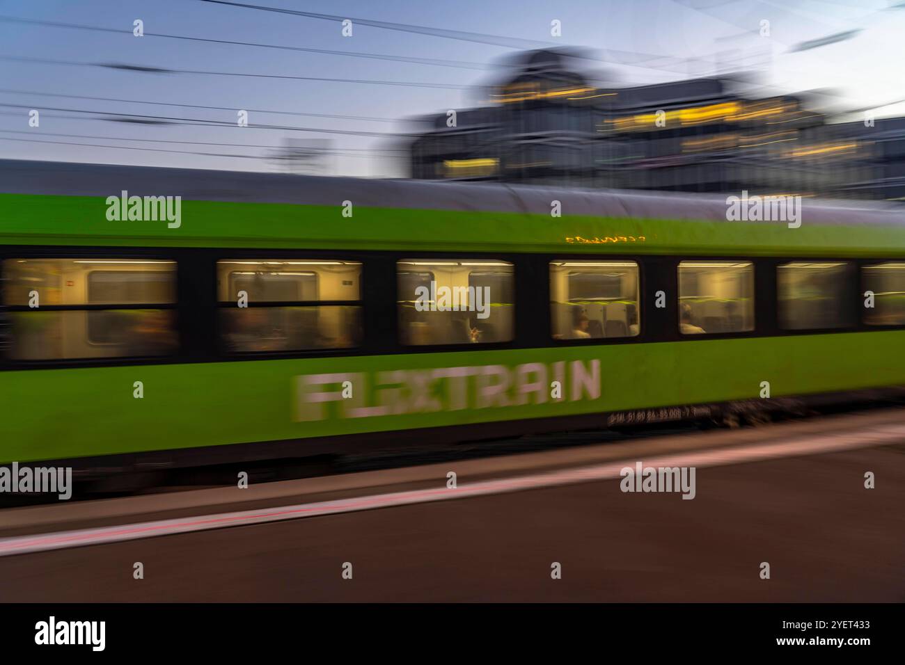 Flixtrain Zug fährt in den Hauptbahnhof von Essen ein, Abenddämmerung ...