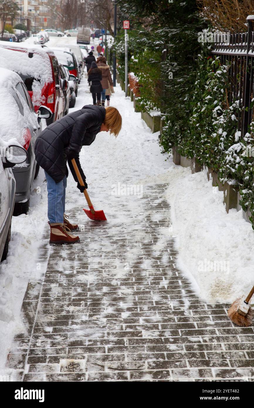 Pavement snow hi-res stock photography and images - Alamy