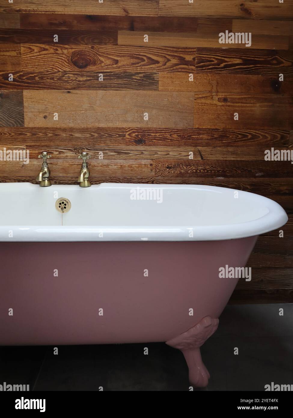 Old bathroom vintage style hi-res stock photography and images - Alamy