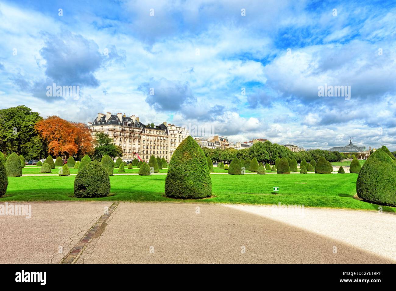 Park near main entrance Les Invalides. Paris, France Stock Photo - Alamy
