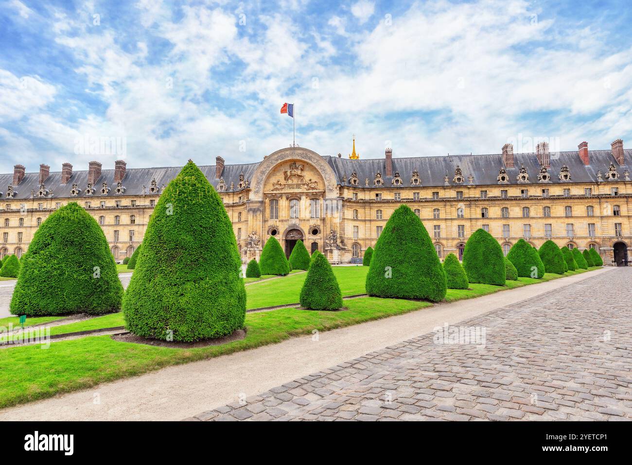 Park near main entrance to Les Invalides. Paris, France Stock Photo - Alamy