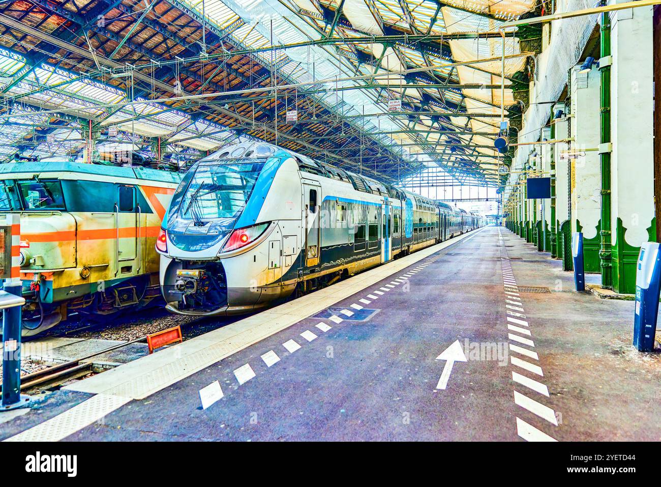 Gare de Lyon railways station in Paris Stock Photo - Alamy