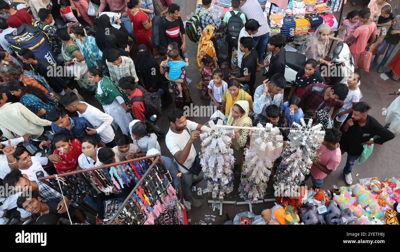 Lal Darwaja bazaar in the old city of Ahmedabad, Gujarat, India Stock ...