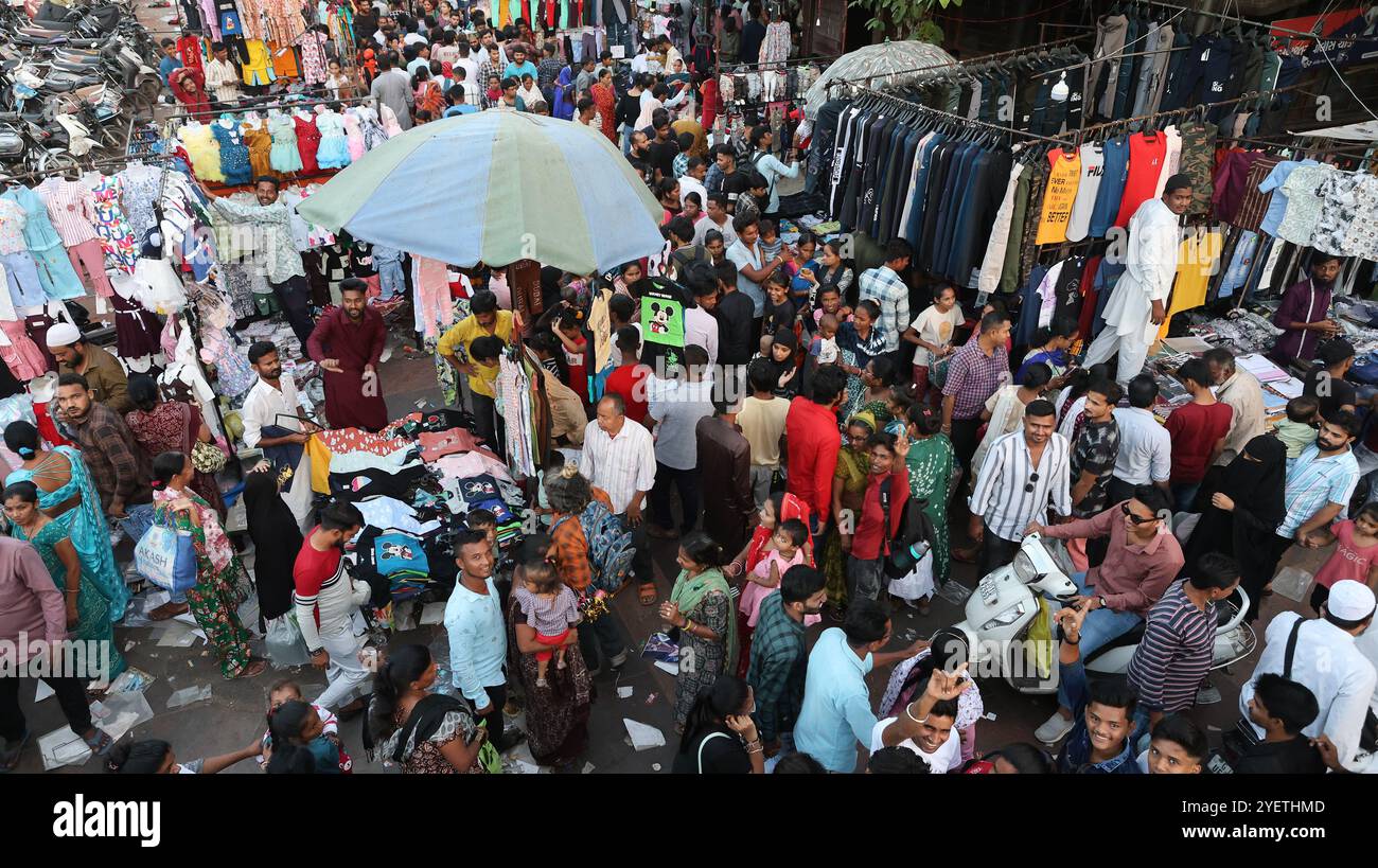 Lal Darwaja bazaar in the old city of Ahmedabad, Gujarat, India Stock ...