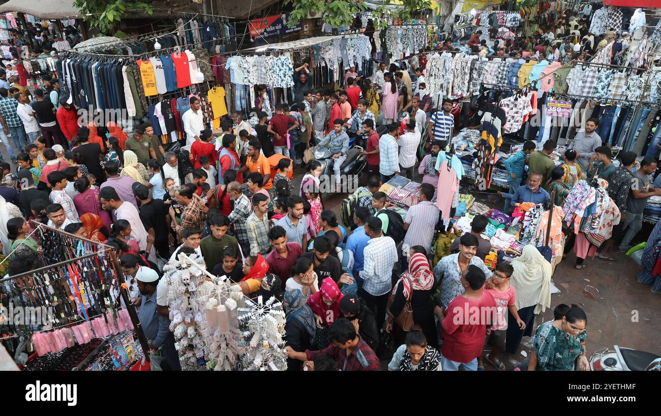 Lal Darwaja bazaar in the old city of Ahmedabad, Gujarat, India Stock ...