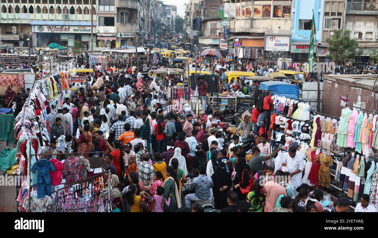 Lal Darwaja bazaar in the old city of Ahmedabad, Gujarat, India Stock ...