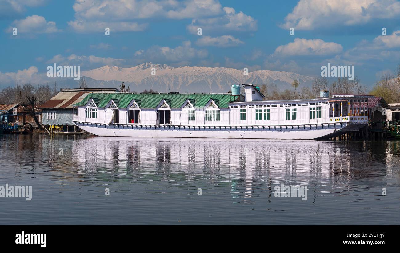 Beautiful houseboat .Kashmir's houseboats, floating palaces on the ...