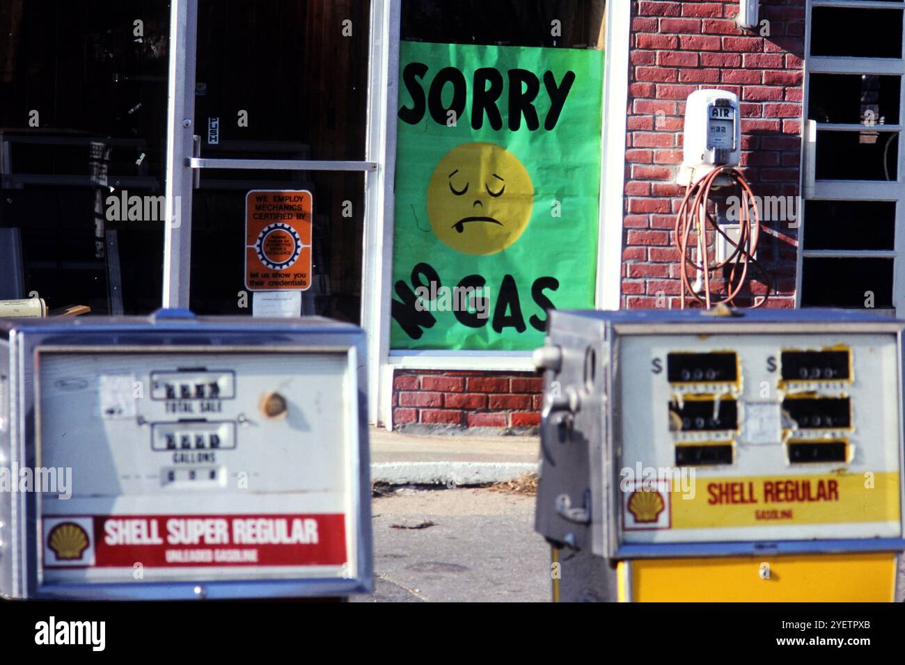 No gas sign in December 1979 Photo by Dennis Brack Stock Photo - Alamy