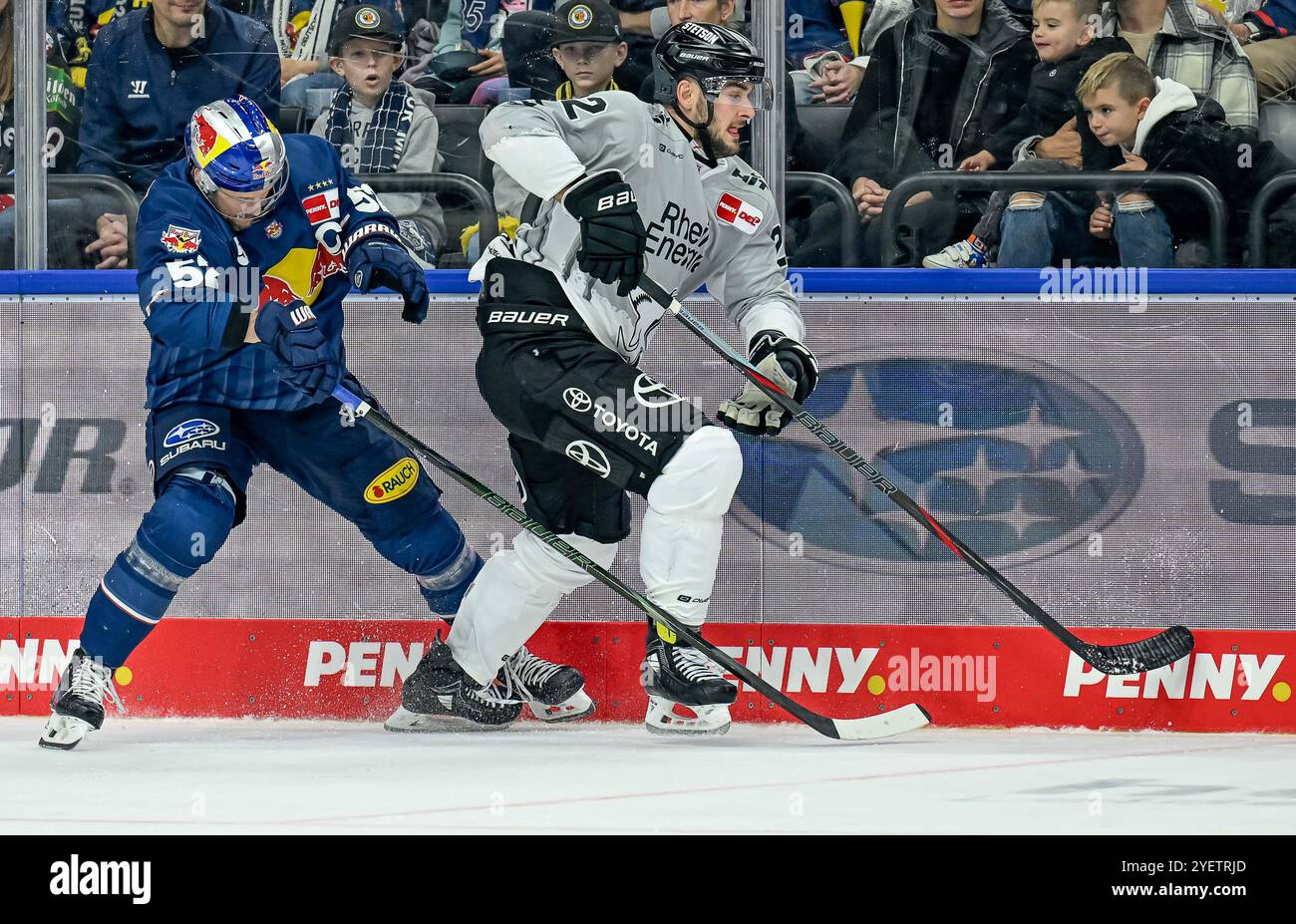 Kampf um den Puck / Zweikampf zwischen Patrick Hager (EHC Red Bull Muenchen, #52) und Maximilian ...