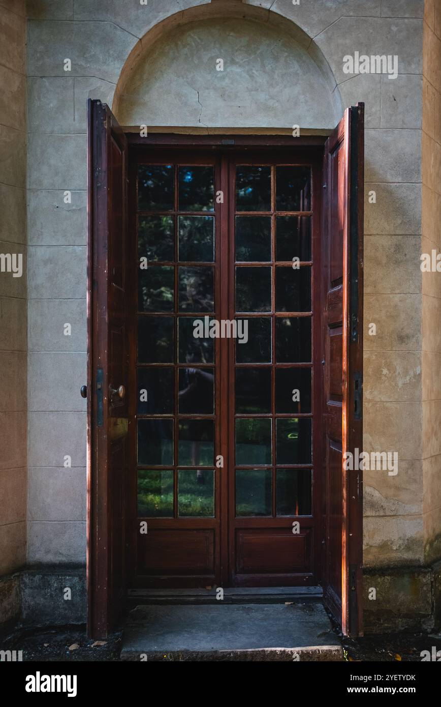 Open panels hi-res stock photography and images - Alamy