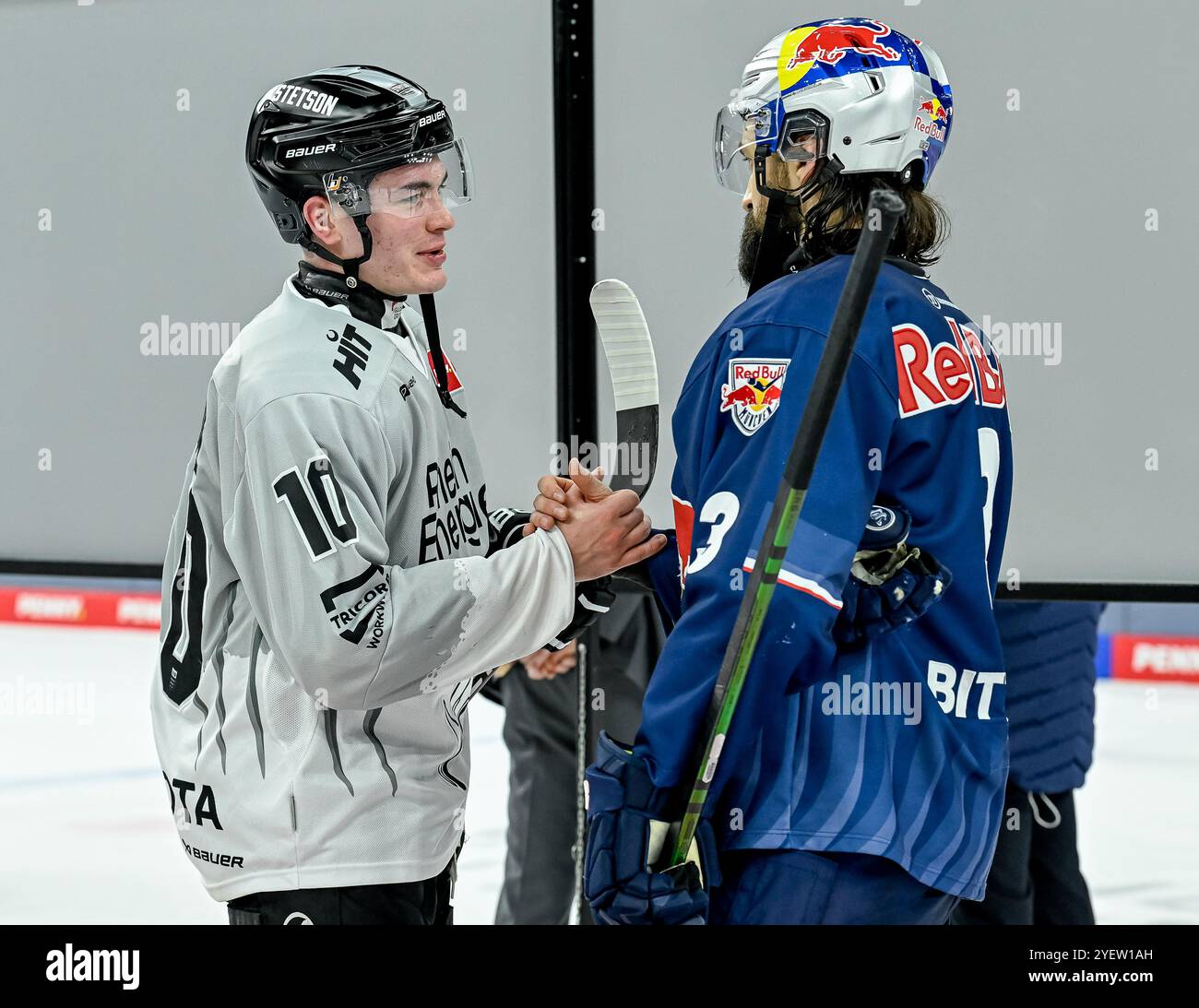 Justin Schuetz (Koelner Haie, #10) und Dominik Bittner (EHC Red Bull ...