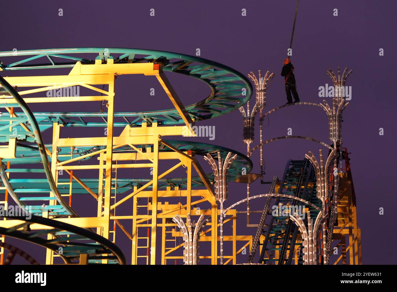 Hamburg, Germany. 01st Nov, 2024. An employee of the "Wild Mouse" ride ...
