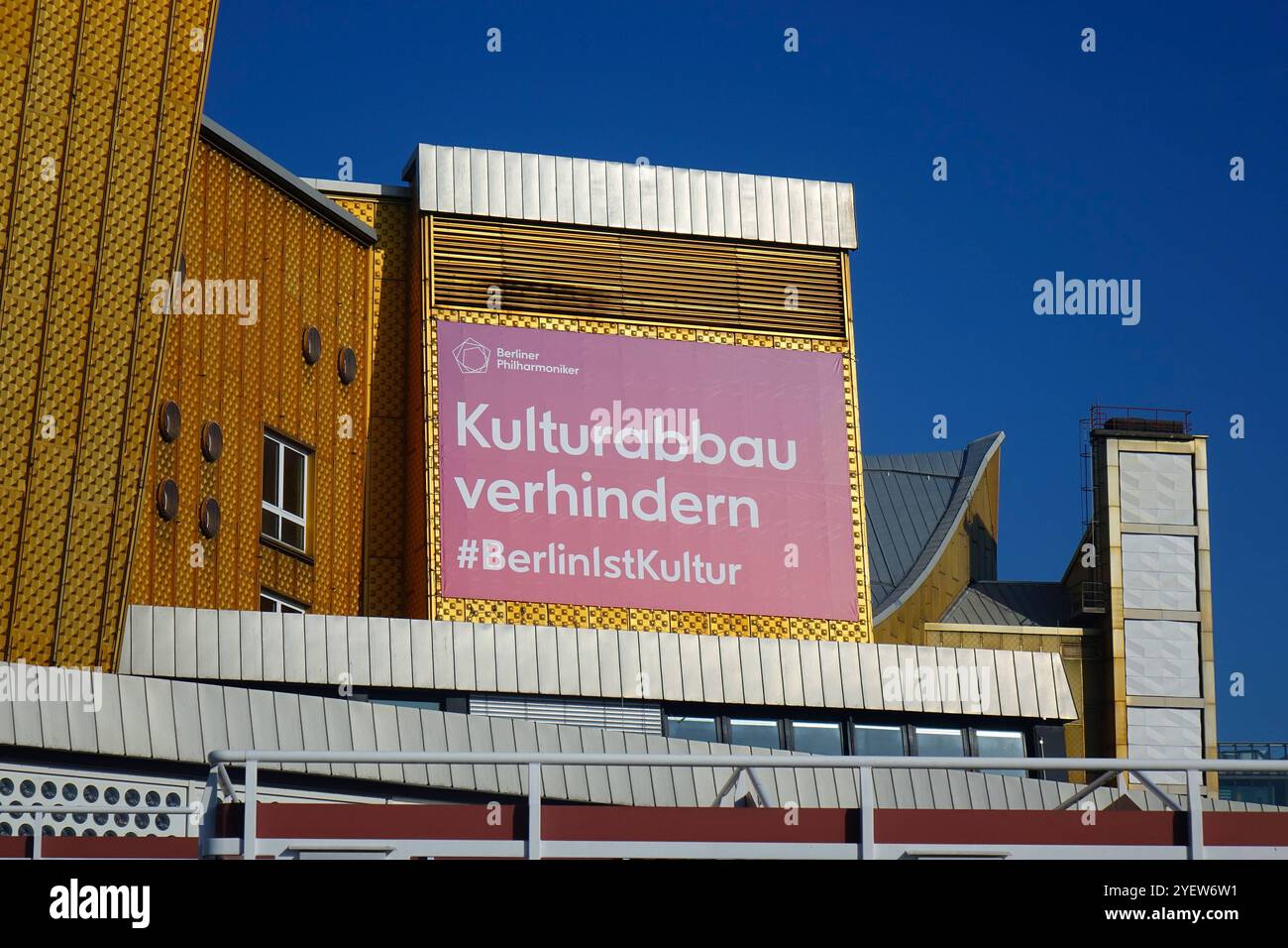 Transparent an der Berliner Philharmonie Transparent an der Berliner ...