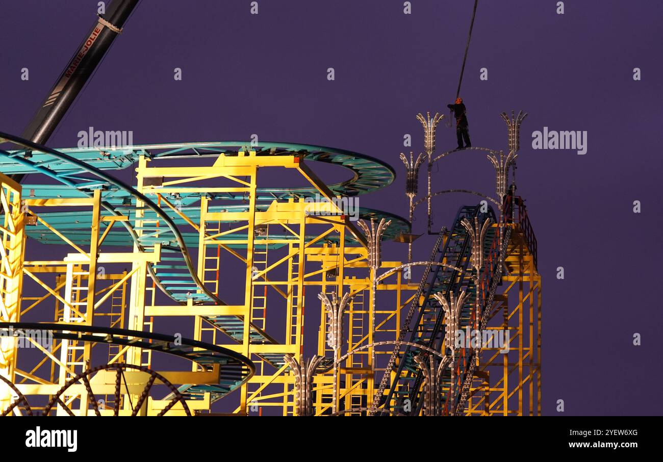 Hamburg, Germany. 01st Nov, 2024. An employee of the "Wild Mouse" ride ...