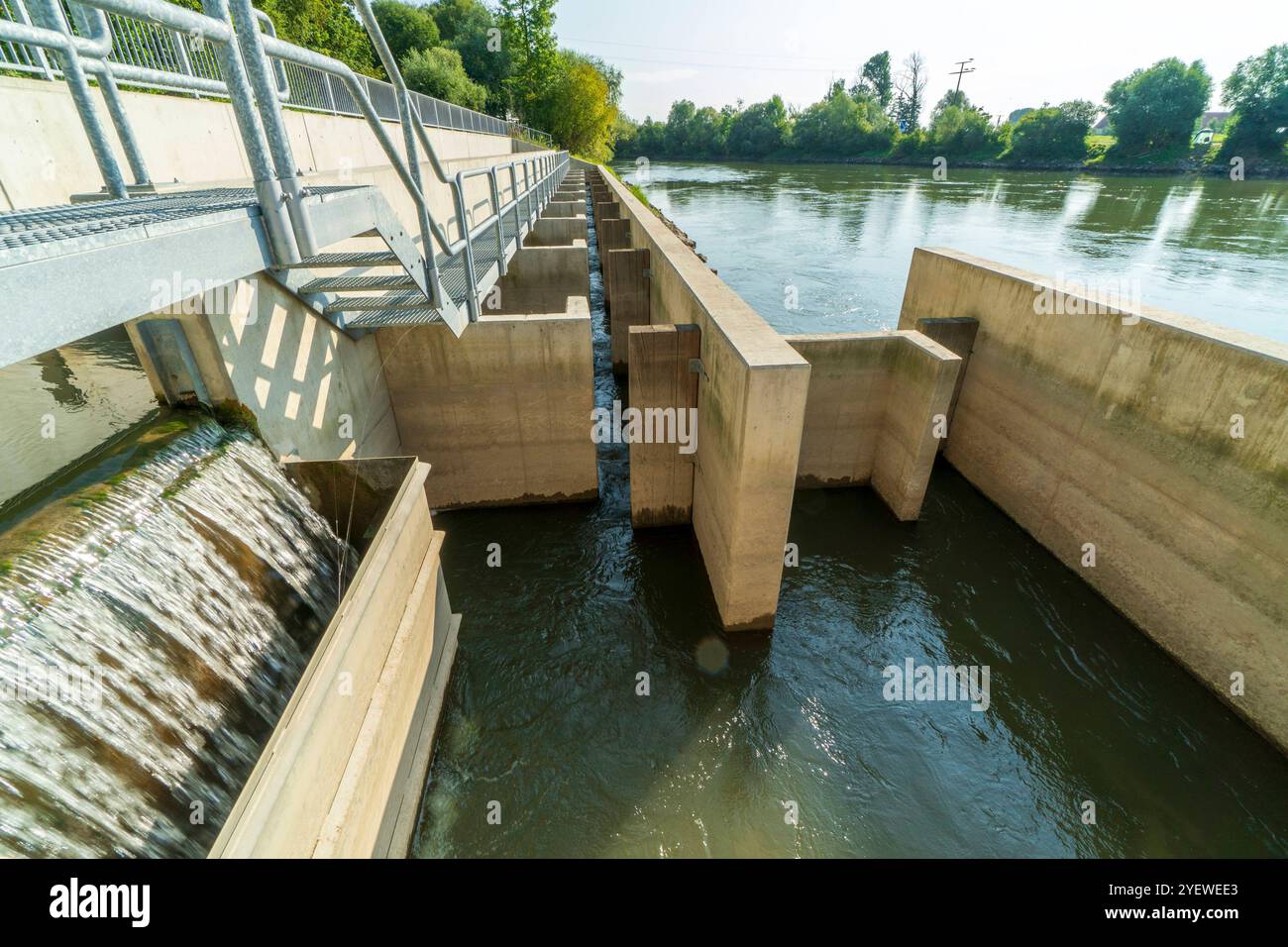 Fischtreppe am Wasserkraftwerk bei Donauwörth Eine Fischleiter an der ...