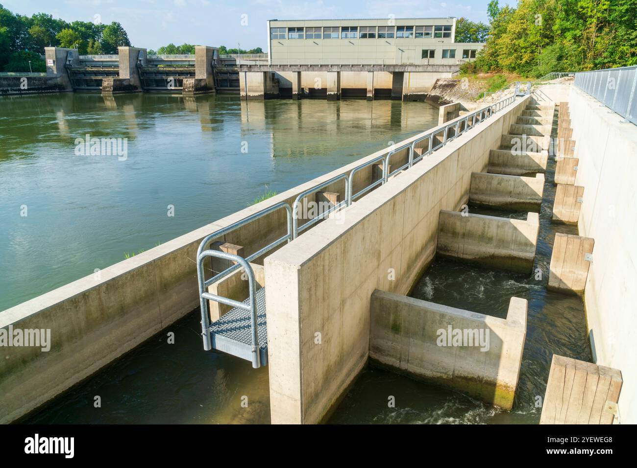 Fischtreppe am Wasserkraftwerk bei Donauwörth Eine Fischleiter an der ...
