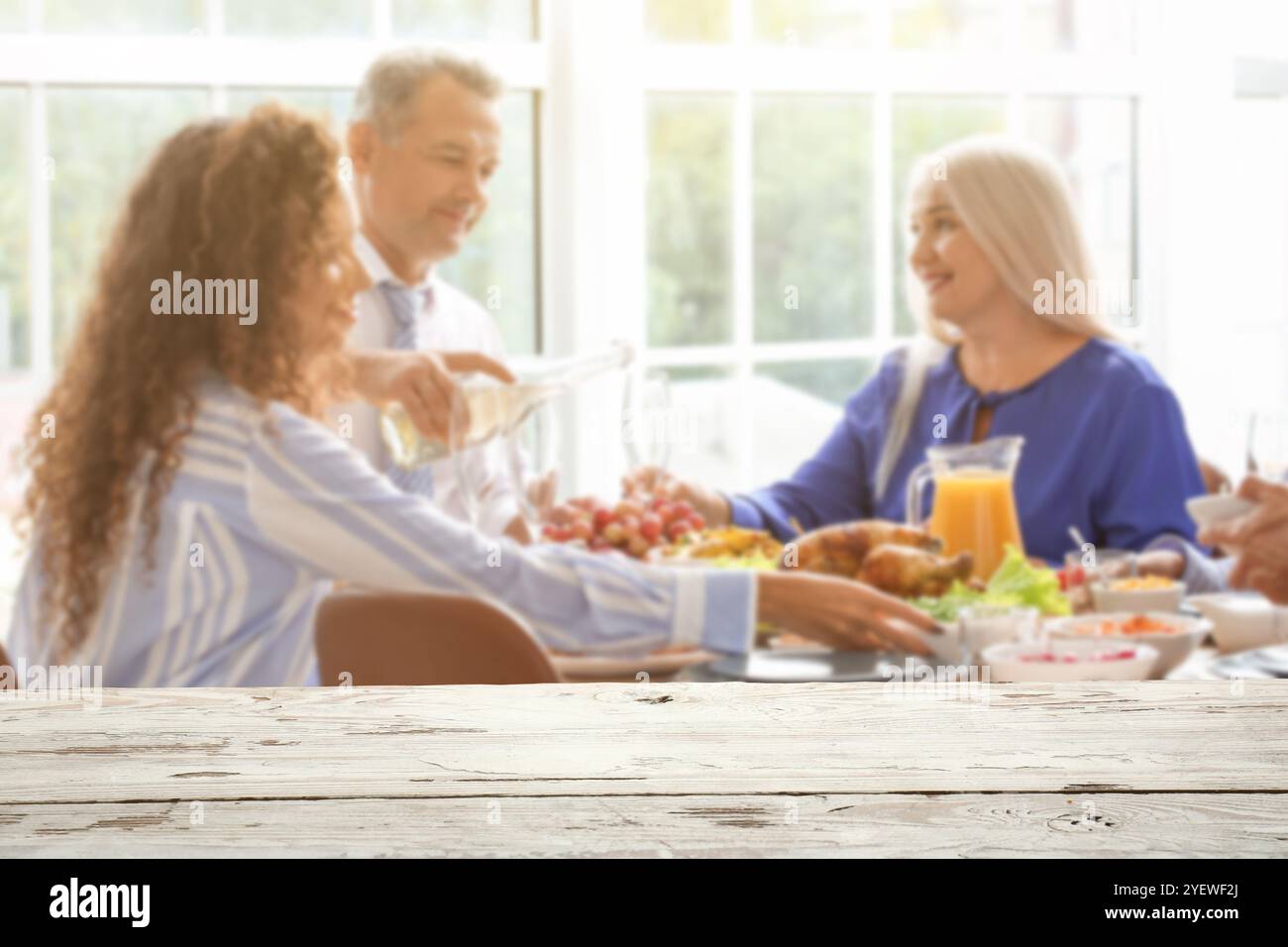 Man woman empty dining table home hi-res stock photography and images ...