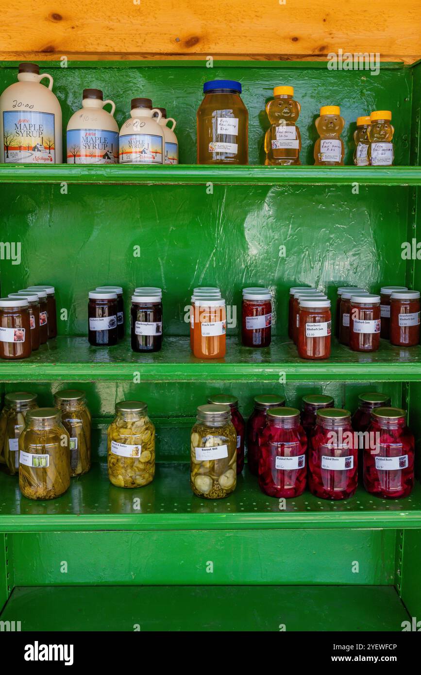Produce stand with honey jars hi-res stock photography and images - Alamy