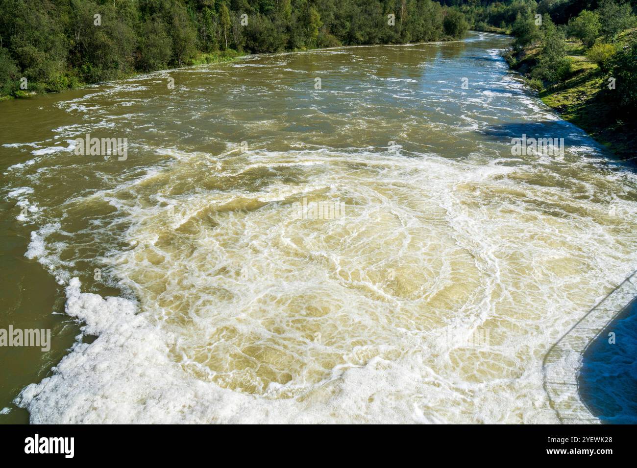 Wasserkraftwerk am Lech Das ausströmende Wasser des Lech am ...