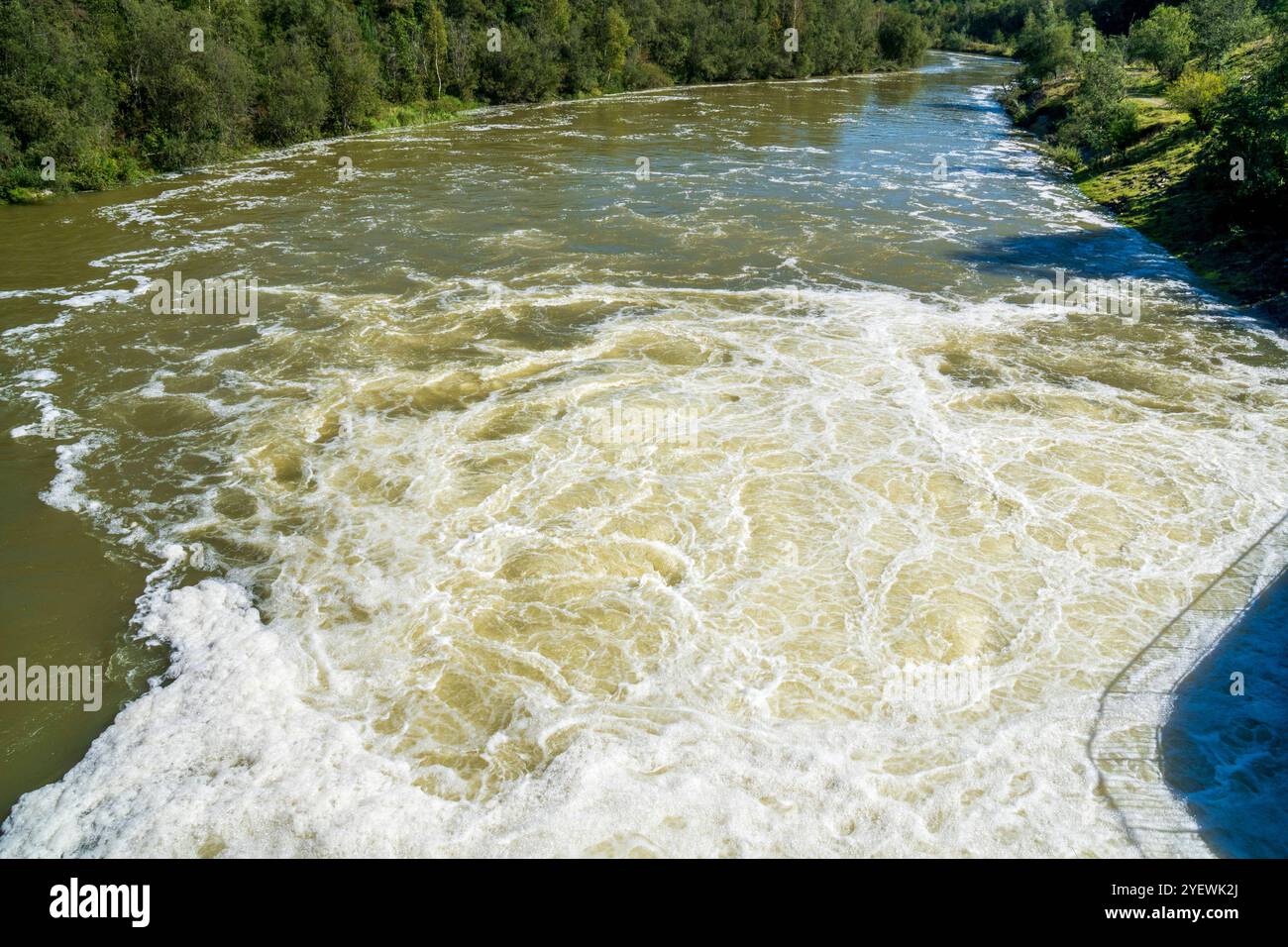 Wasserkraftwerk am Lech Das ausströmende Wasser des Lech am ...
