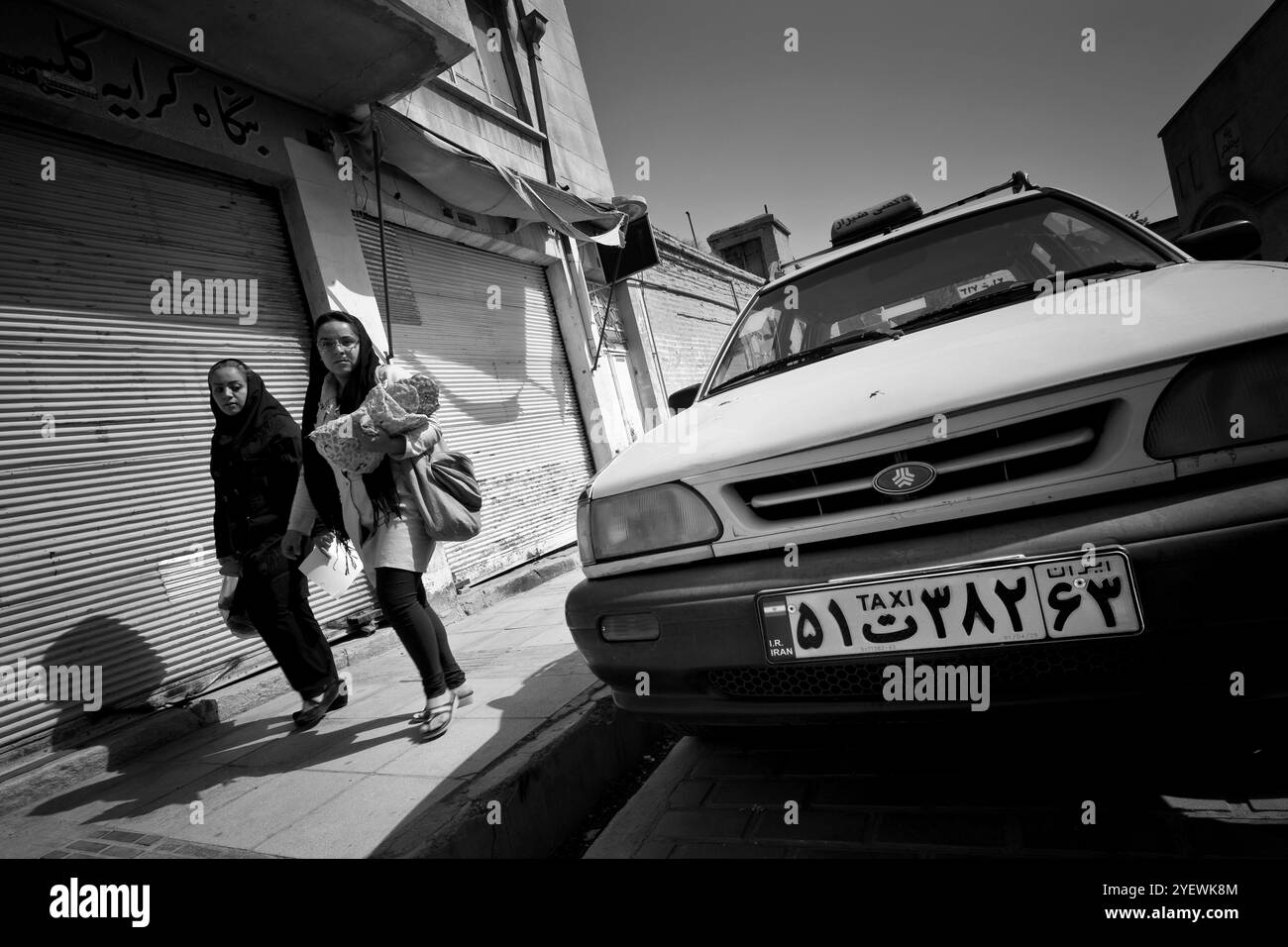Iran shiraz women chador Black and White Stock Photos & Images - Alamy